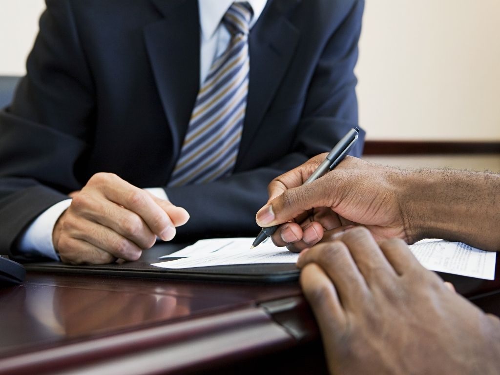 Como recuperar bens de familiar falecido que ficaram presos no banco?