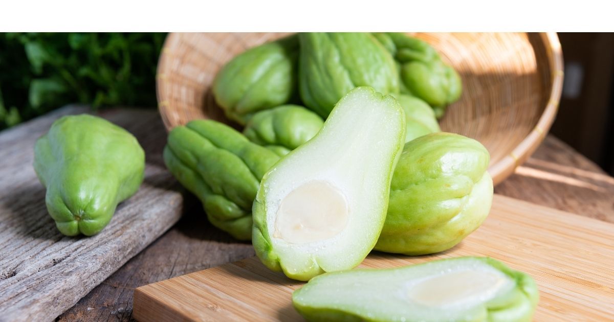 Aprenda a descascar chuchu sem deixar a cola grudenta na mão