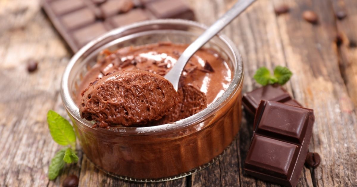 Aprenda a fazer um delicioso mousse de chocolate com bolacha