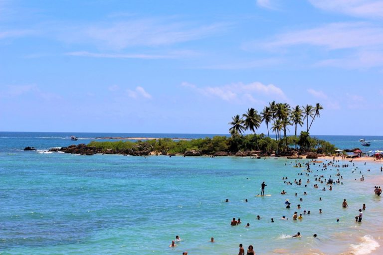 6 praias de mar calmo para conhecer com a família