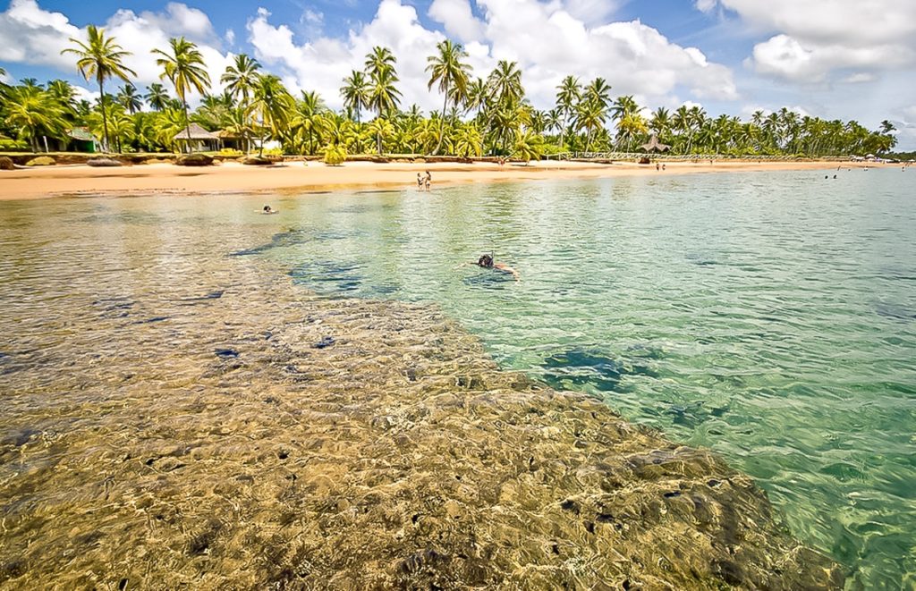 6 praias de mar calmo para conhecer com a família