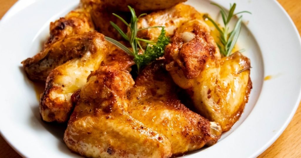 Descubra como temperar e assar frango para ficar igual ao de padaria