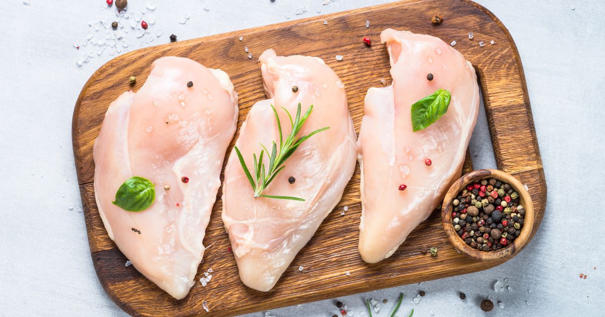 Alerta: esta é a coisa branca que pode sair do seu frango; faz mal?