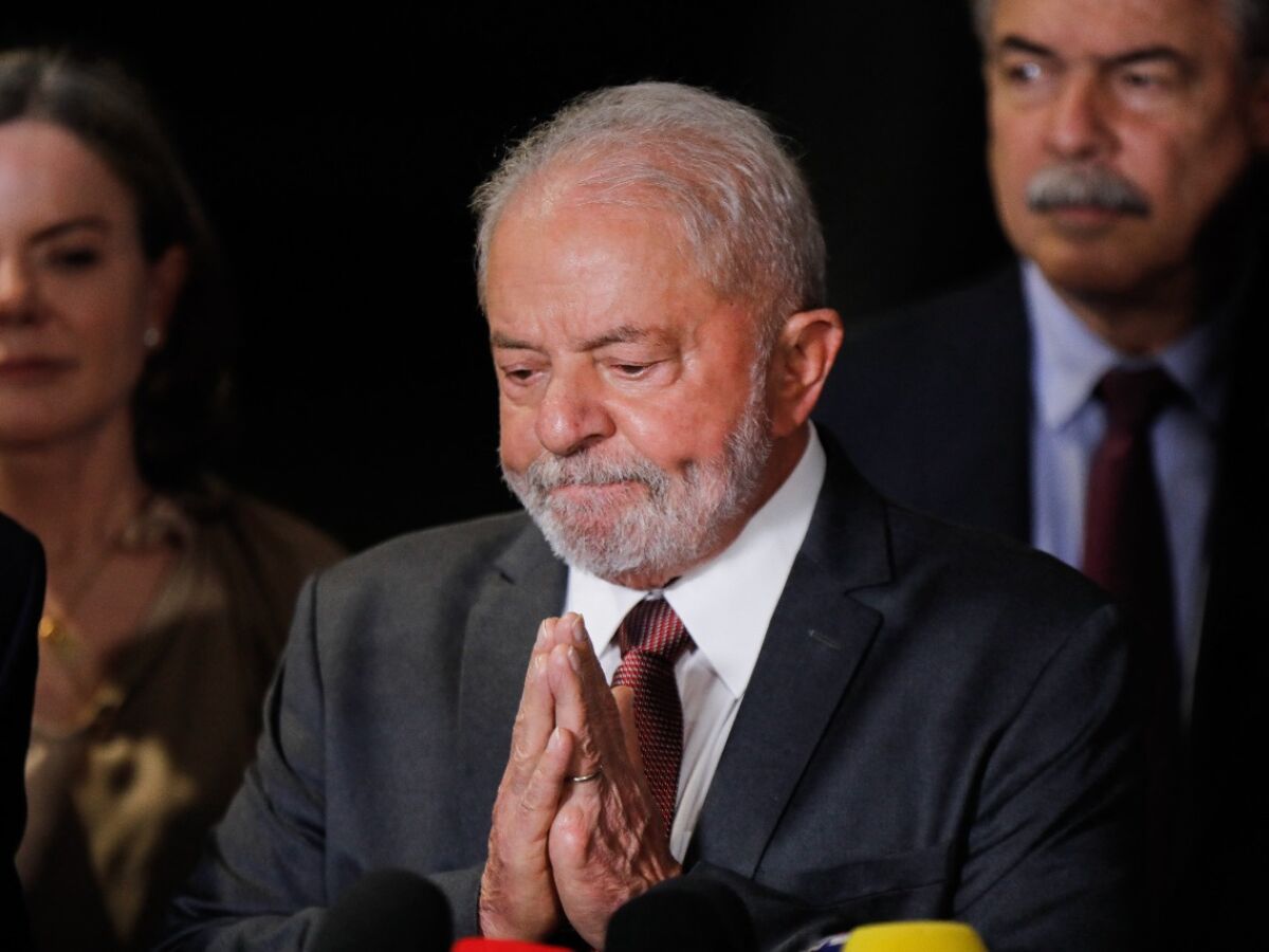 Nem Bolsonaro nem Mourão: quem deve entregar a faixa para Lula?