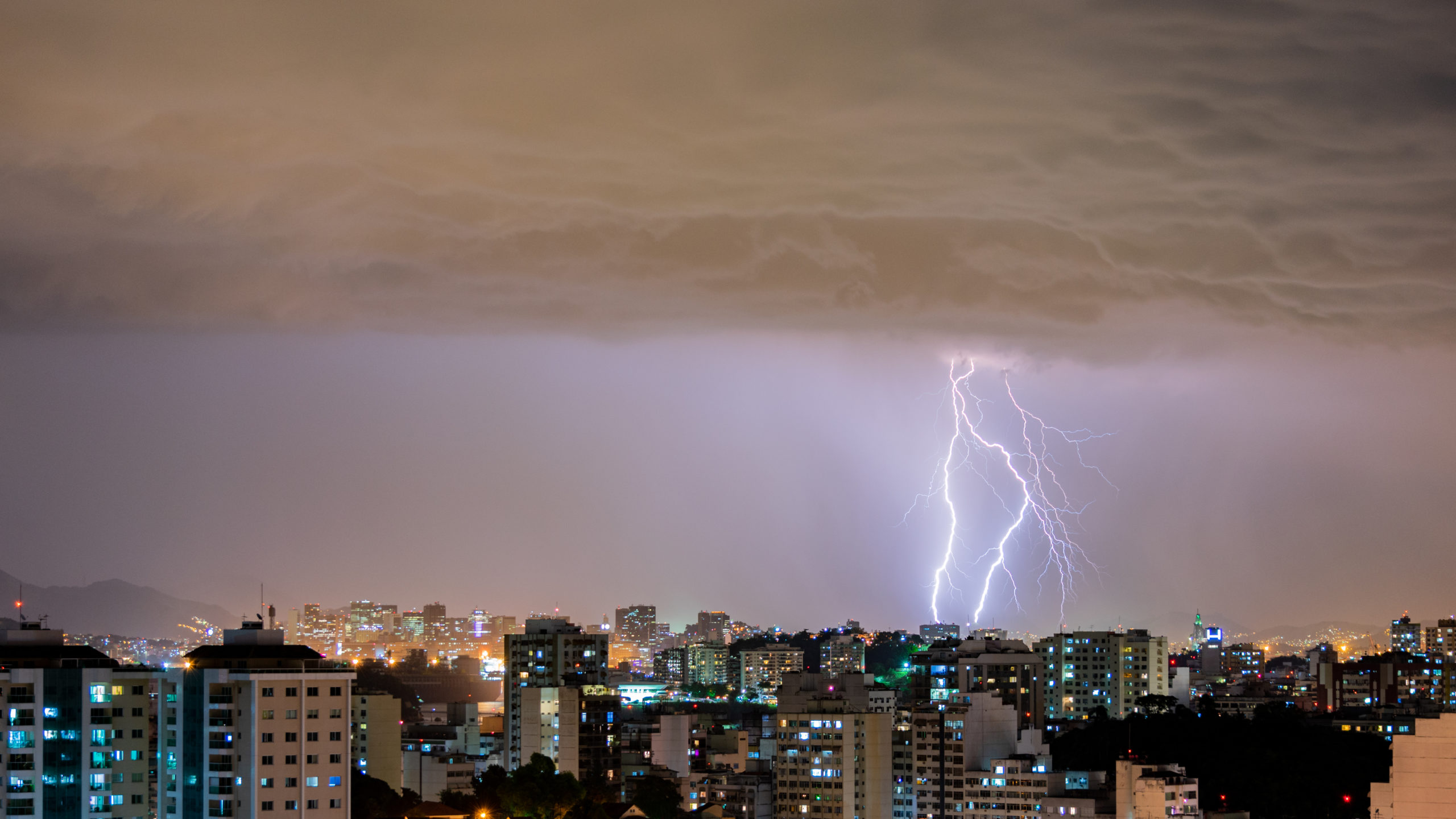 Chuva de raio e até granizo! Veja onde vai chover com tudo nesta quinta (8)