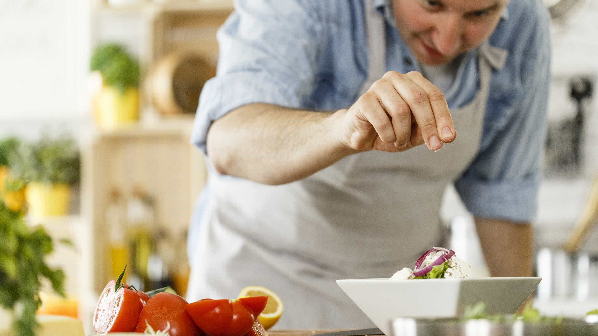 Pesou no sal? Este truque dos cozinheiros salvará sua comida