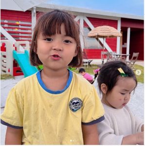 Rainha das figurinhas! Bebê coreana que conquistou a internet já cresceu