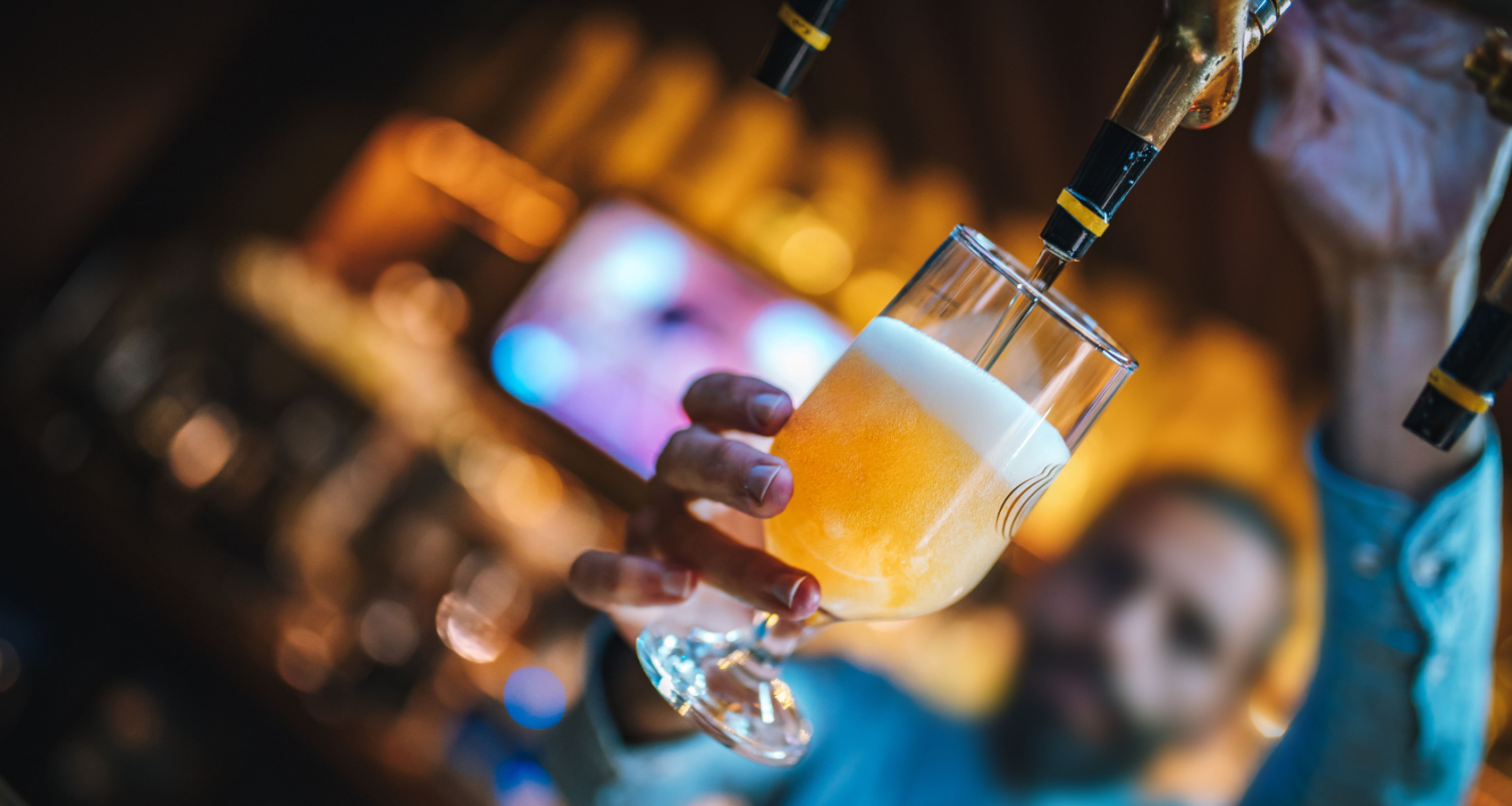 4 mitos e verdades sobre beber cerveja que fãs da bebida devem saber 🍻