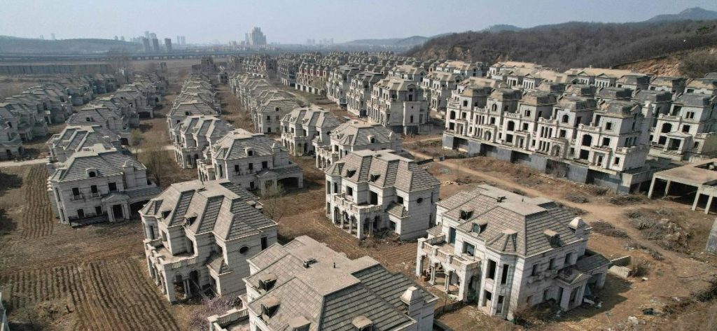 The scary ghost town in China has only luxurious mansions. What was there?