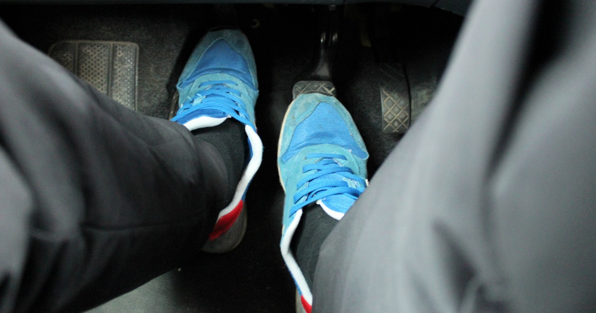 Frear corretamente o carro pode salvar a sua vida; veja como fazer isso