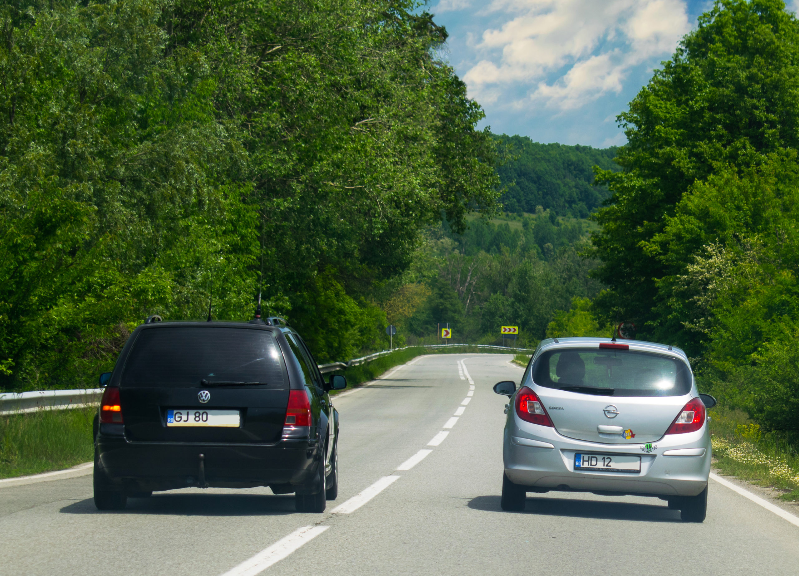 No trânsito: no limite de velocidade, eu preciso dar passagem à esquerda?