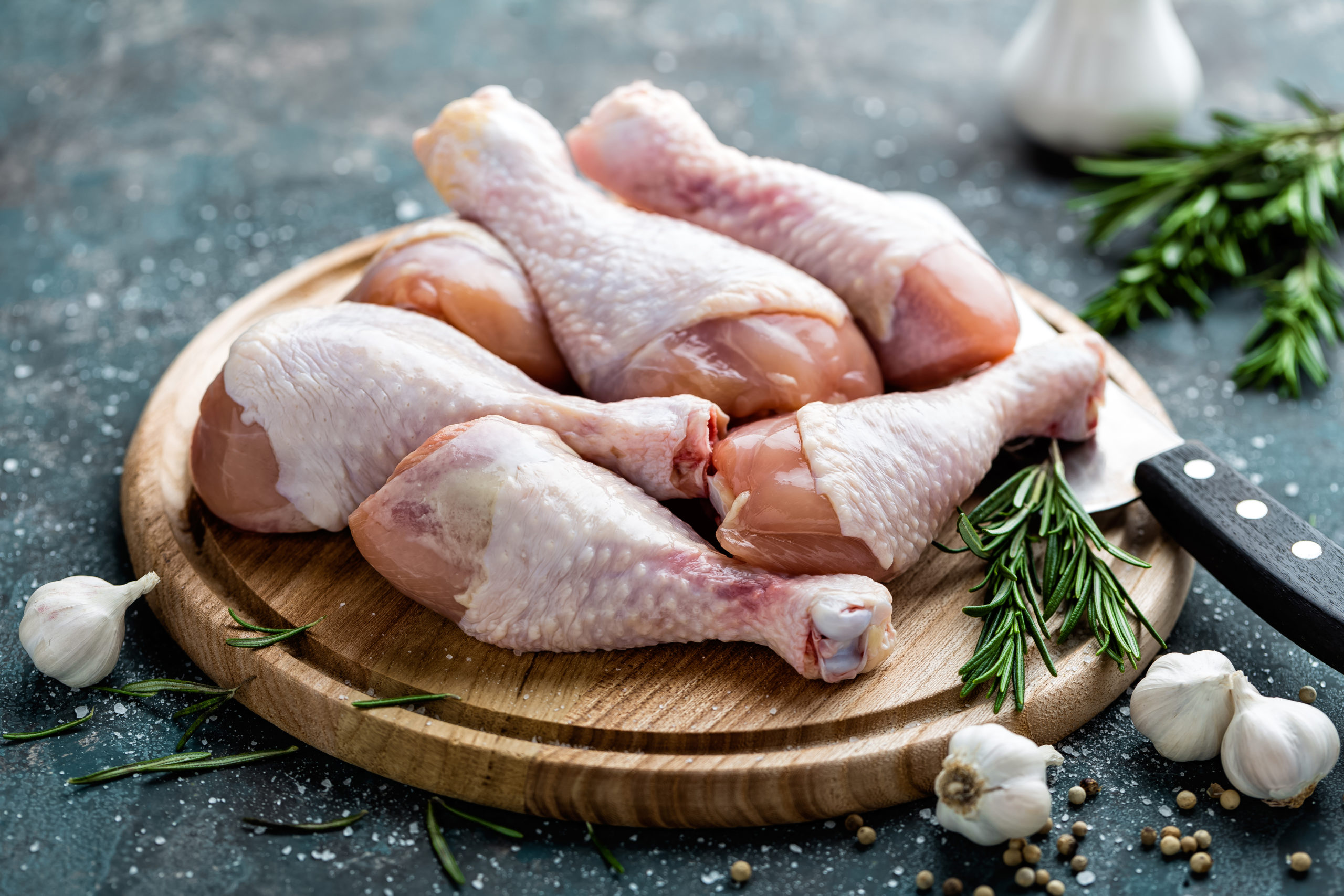 É saudável ou tem hormônio: mitos e verdades sobre a carne do frango